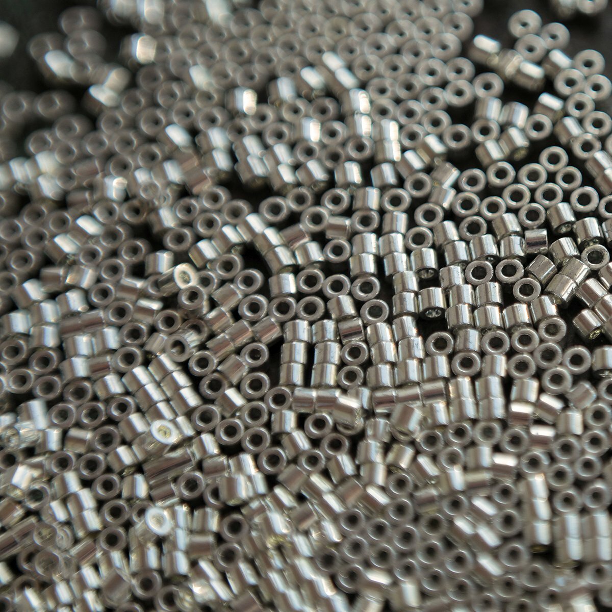 Бисер Радуга 7 гр цилиндр 1.5-2x1-2 мм металлик серебро