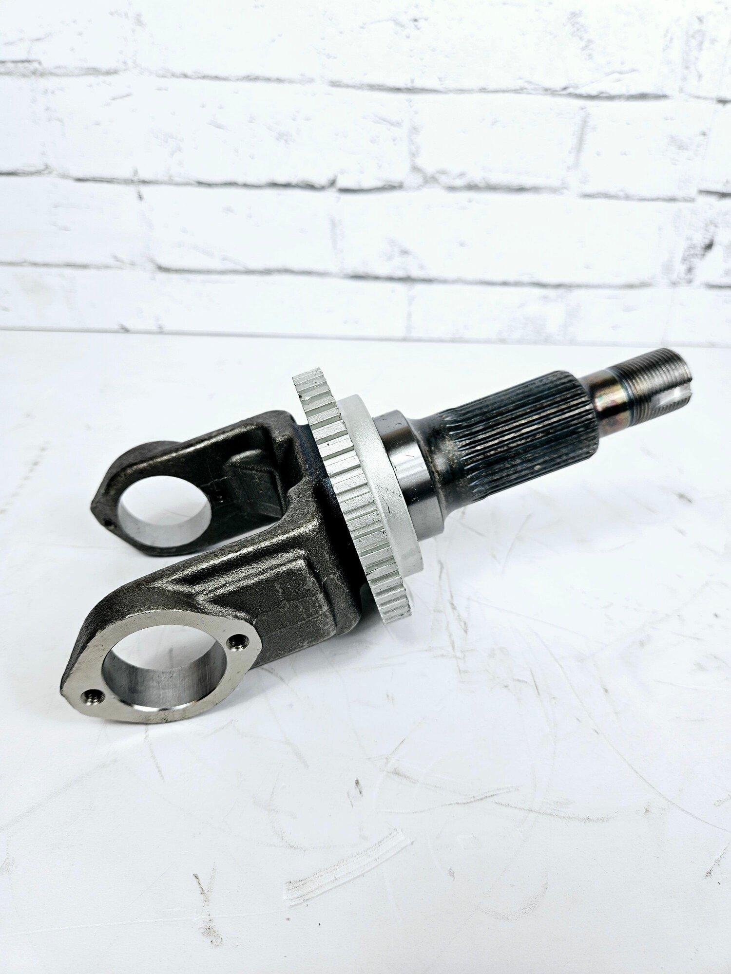 Вилка шарнира кулака поворотного с ротором АВС автохис для а/м ГАЗ-23107, 22177 наружная (4х4)