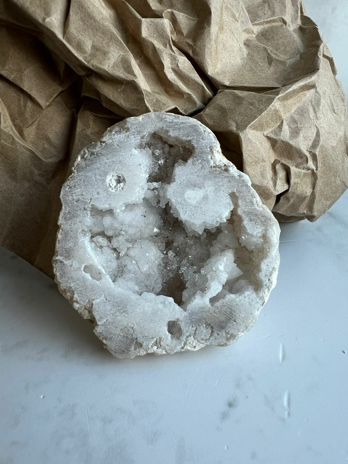 Коллекционная жеода натурального камня горный хрусталь.