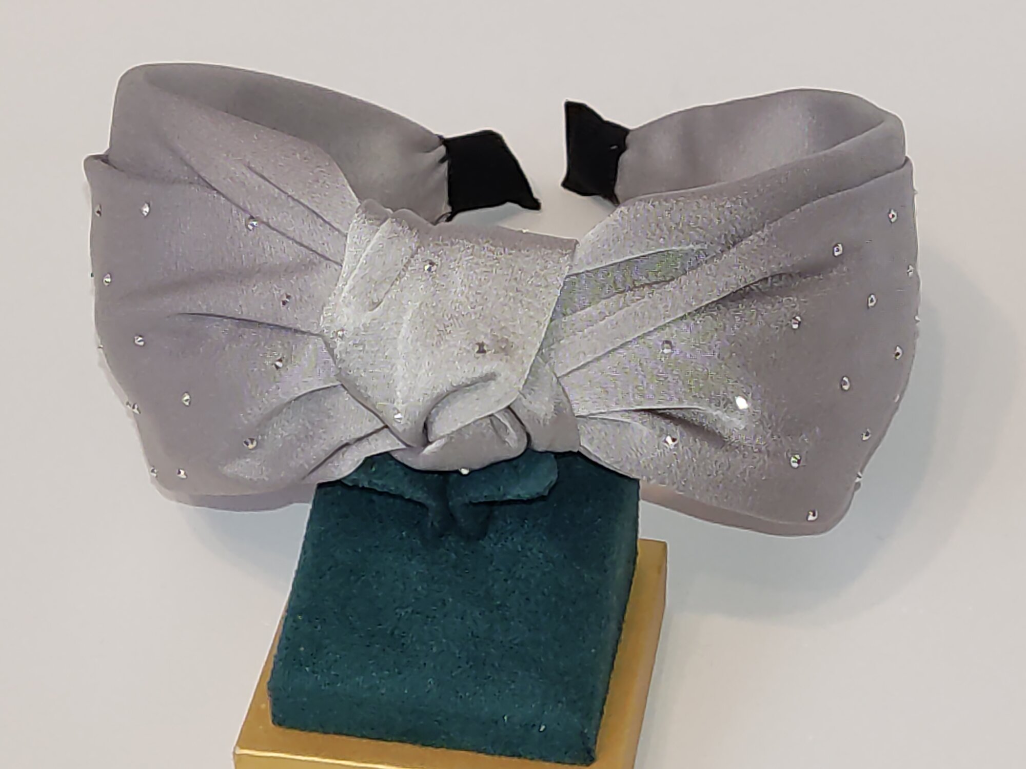 Ободок для волос "Стиль", шелк, стразы, цвет серый