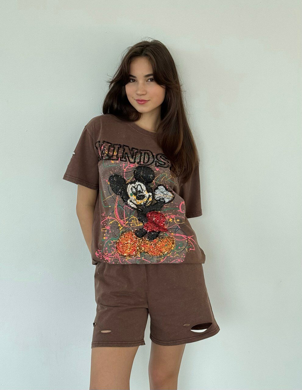 Комплект одежды Костюм женский "Микки Маус", футболка с вышивкой, шорты с рваными краями, хлопок 95%, спандекс 5%, коричневый
