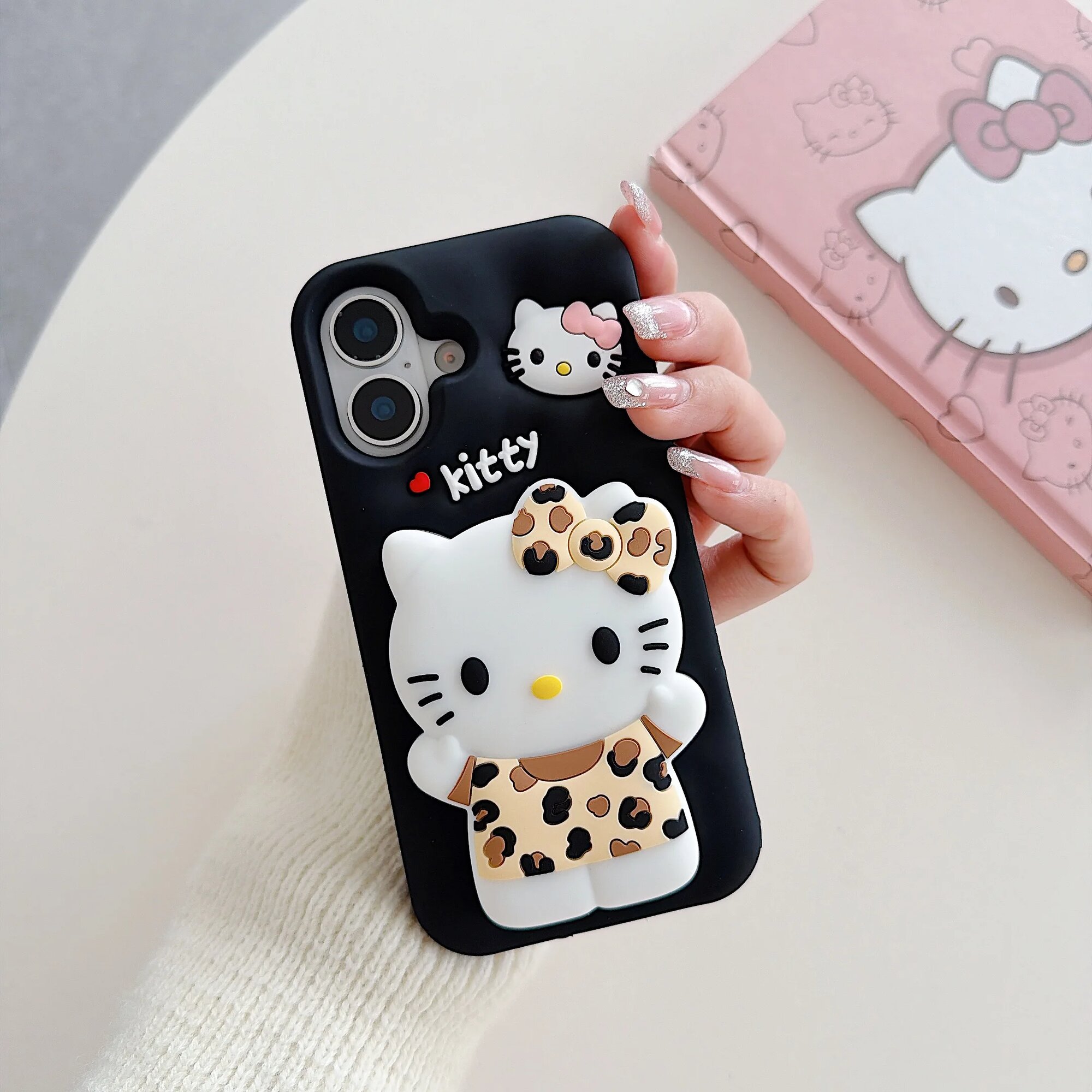 MINISO Милый чехол для телефона с мультяшными персонажами Sanrio и Hello Kitty, совместимый с iPhone 17, Pro Max, 16, Pro 15, 14, 13, Pro Max, 12 и 11. Изготовлен из мягкого силикона, с подставкой, Цвет: Черный