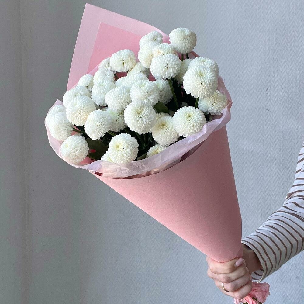 Монобукет "Крем-брюле", 5 хризантем/ньютонов, высота 40см, крафт-бумага