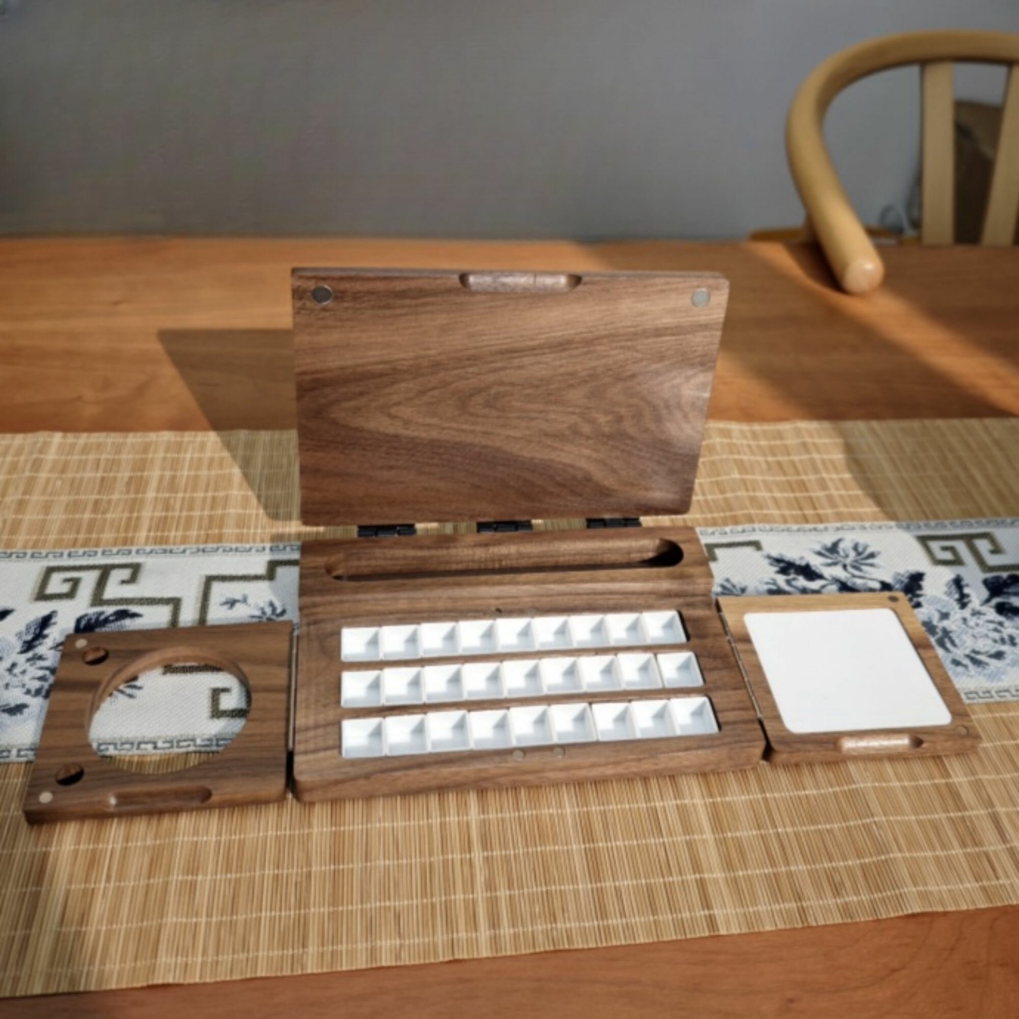 Портативная коробка для акварелей из черного ореха: водонепроницаемая, большая вместимость, 27 отделений, с расширенной зоной для смешивания цветов и подстаканником для воды, магнитная крышка.