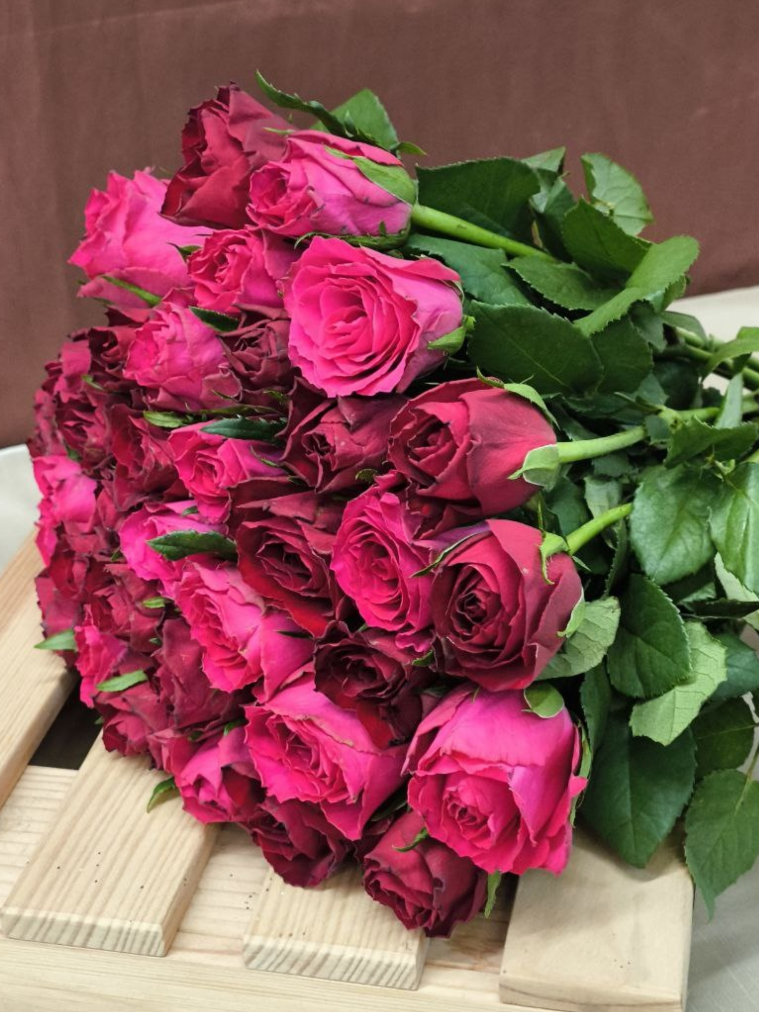 Букет живых цветов из Роз Микс Красная, Малиновая 35 шт. высота 42 см. SIMFONI FLOWERS