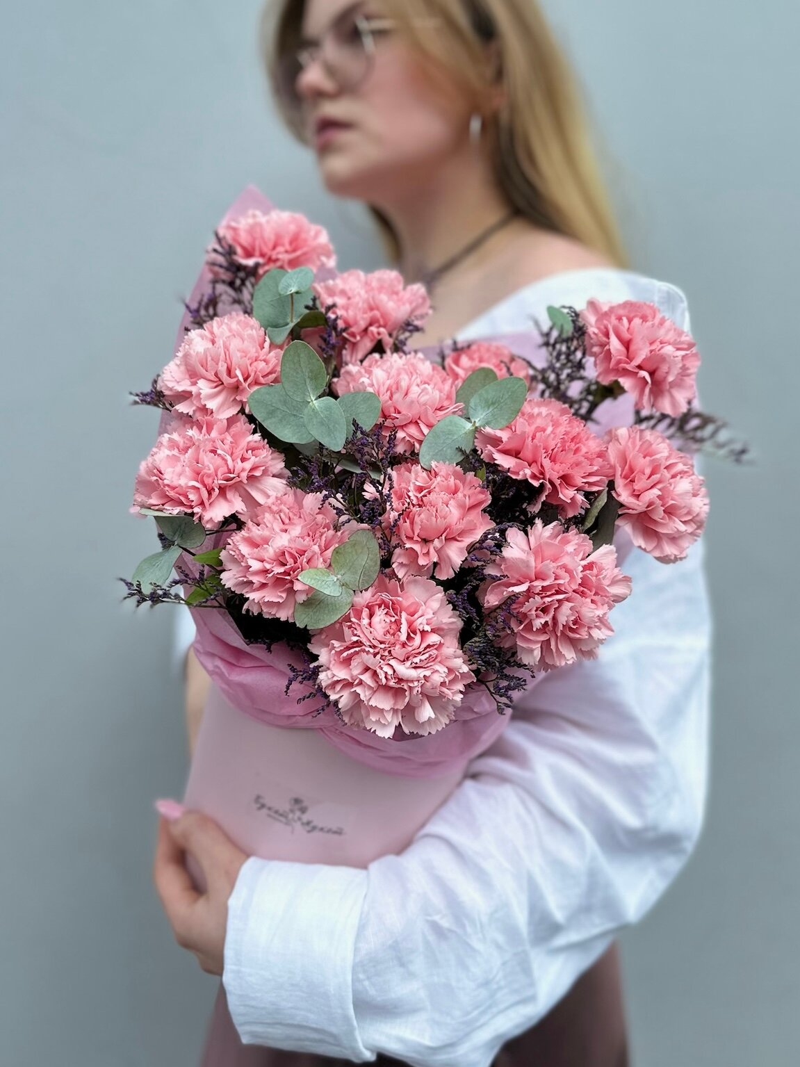 Цветы в коробке "Клубничная Мэри" (Диантус, лимониум, эвкалипт ), «Букет-Мукет»