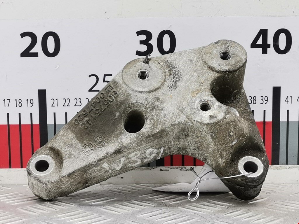 Кронштейн (крепление лапа траверса) кпп Opel Astra H 90575142 арт. 1947370