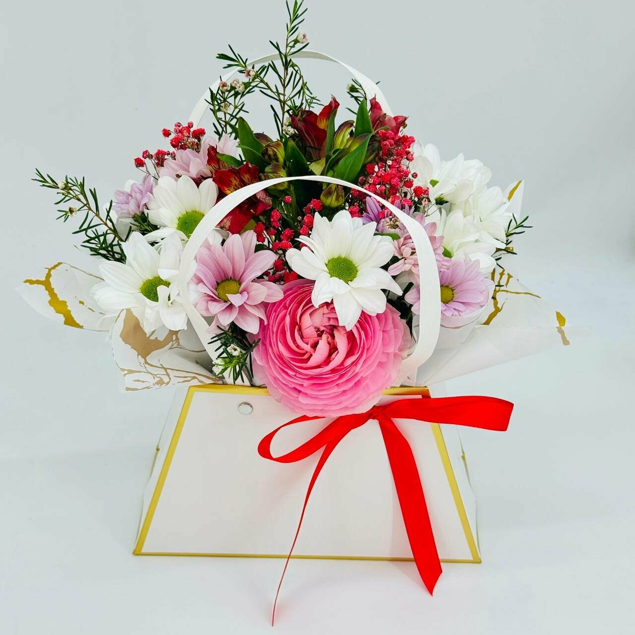 Сумочка с цветами для учителя на выпускной. Альстромерия, ранункулюс, хризантема, хамелациум, гипсофила