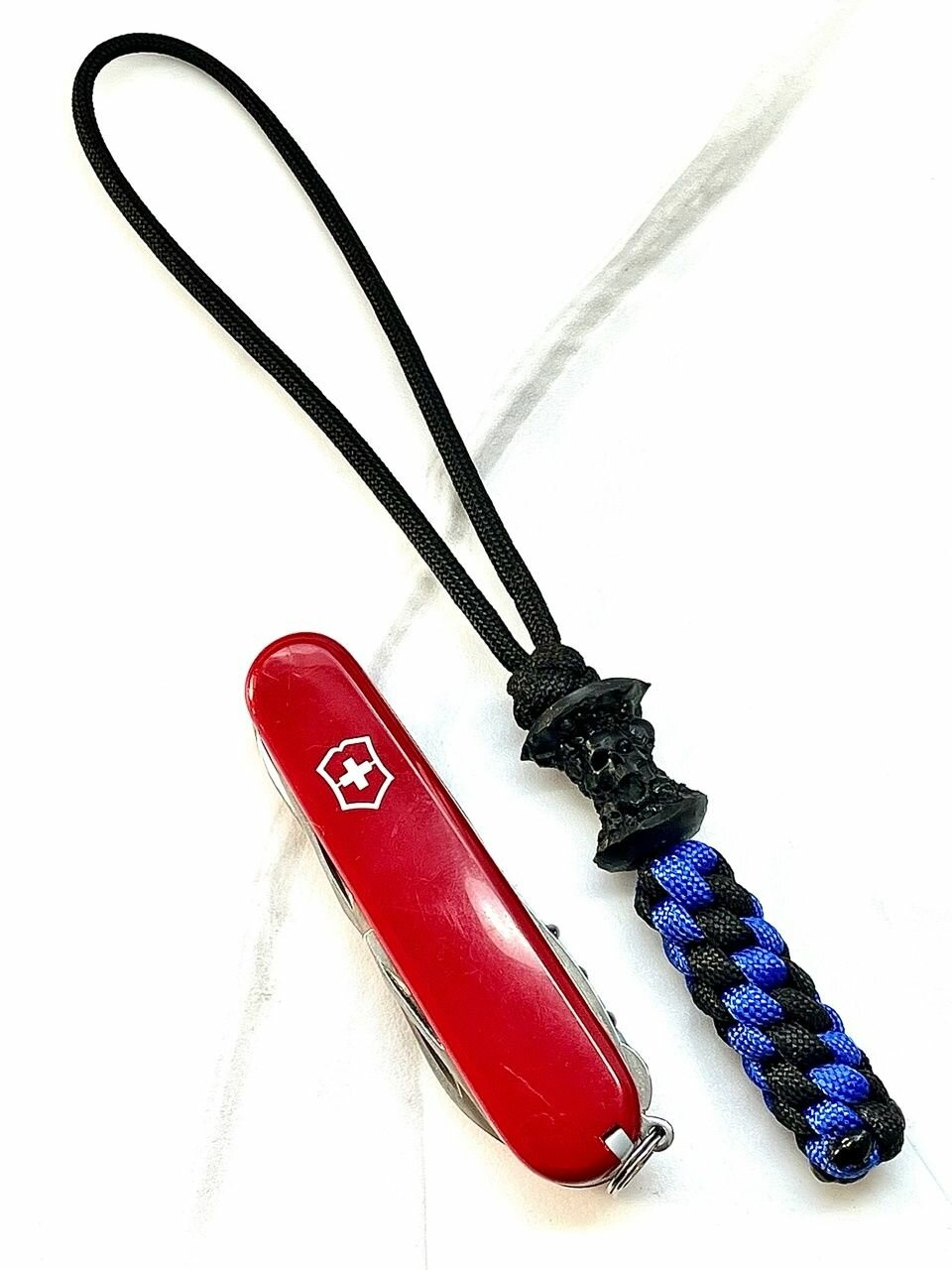 Темляк брелок для ножа с удлиненной петлей "Огрызок с черепами"