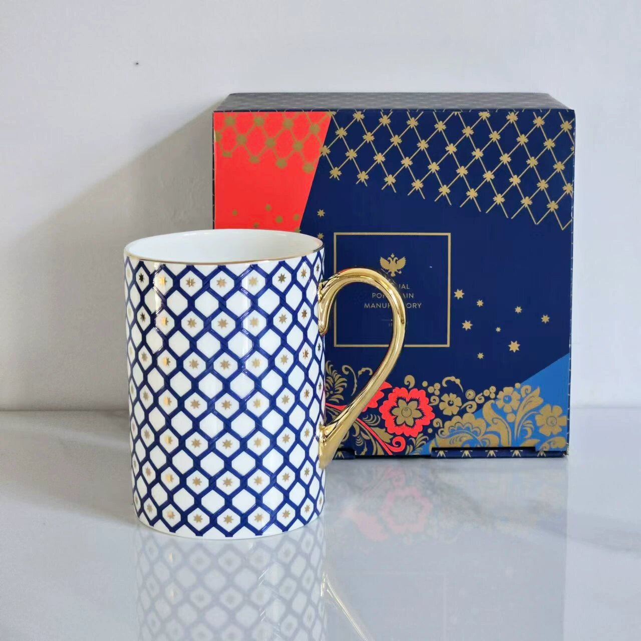 Идеальный подарок на 8 Марта: кружка из костяного фарфора с ромбовидным узором