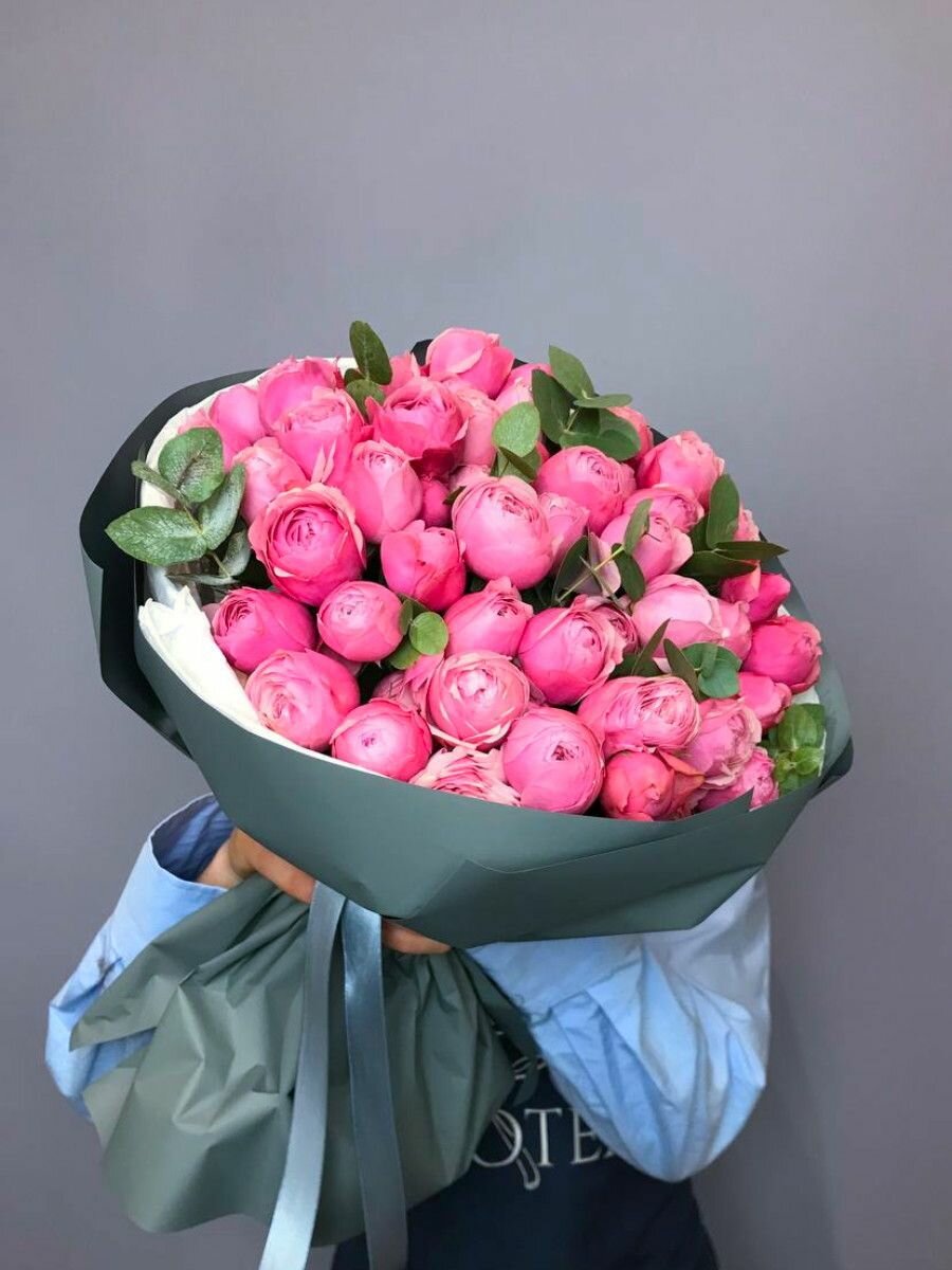 Букет из розовых кустовых пионовидных роз 19 шт "Чистая лазурь" PROTEA- Студия Цветов