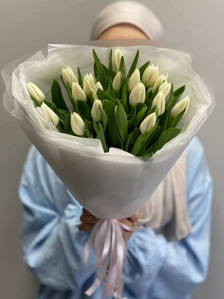 Букет живых цветов N1flor из 19 белых тюльпанов, высота 37 см.