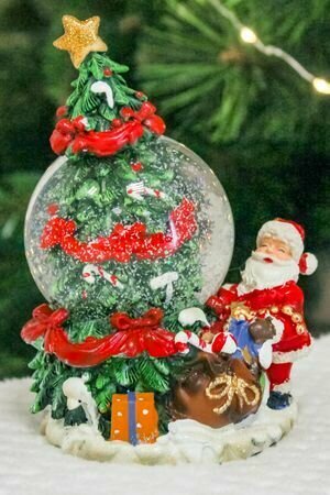 Снежный шар рождественская ёлочка C сантой, 10x13.5 см, Sigro 50-0396-санта
