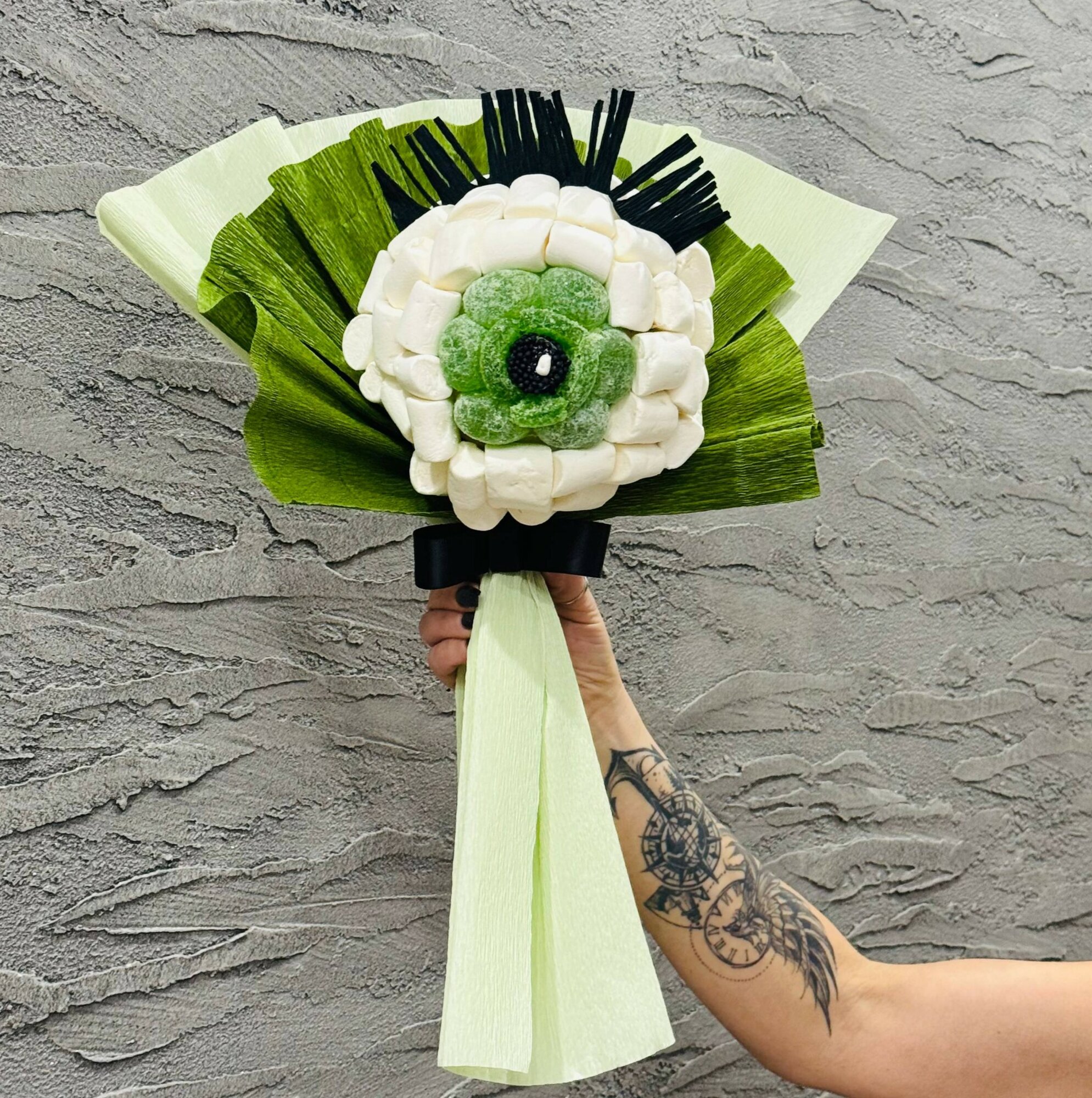 Сладкий съедобный букет из маршмеллоу и мармелада "Глаз монстра" Майк Вазовски Корпорация монстров