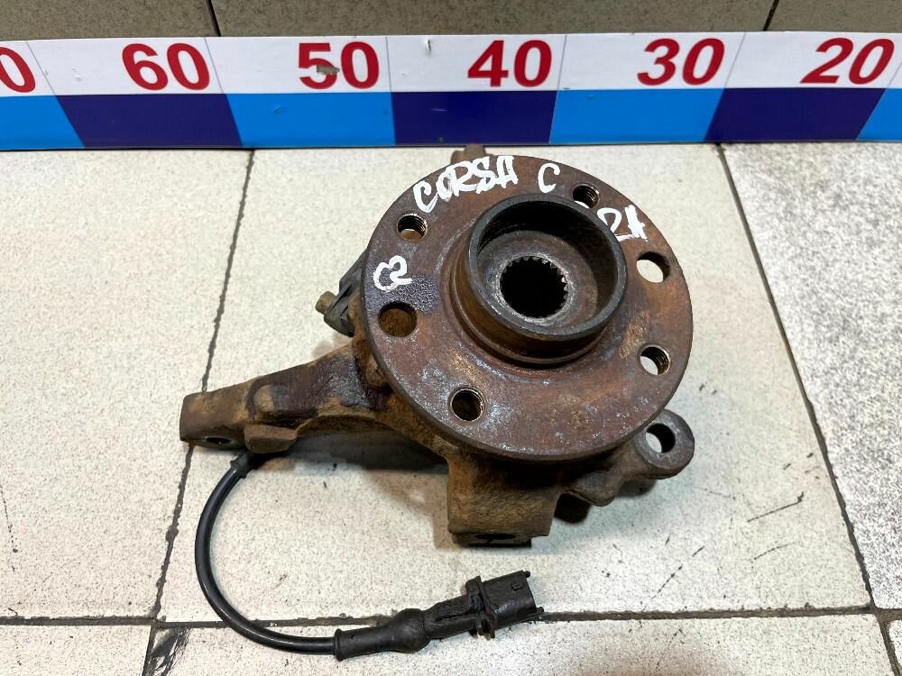 Кулак передний правый Opel Corsa C