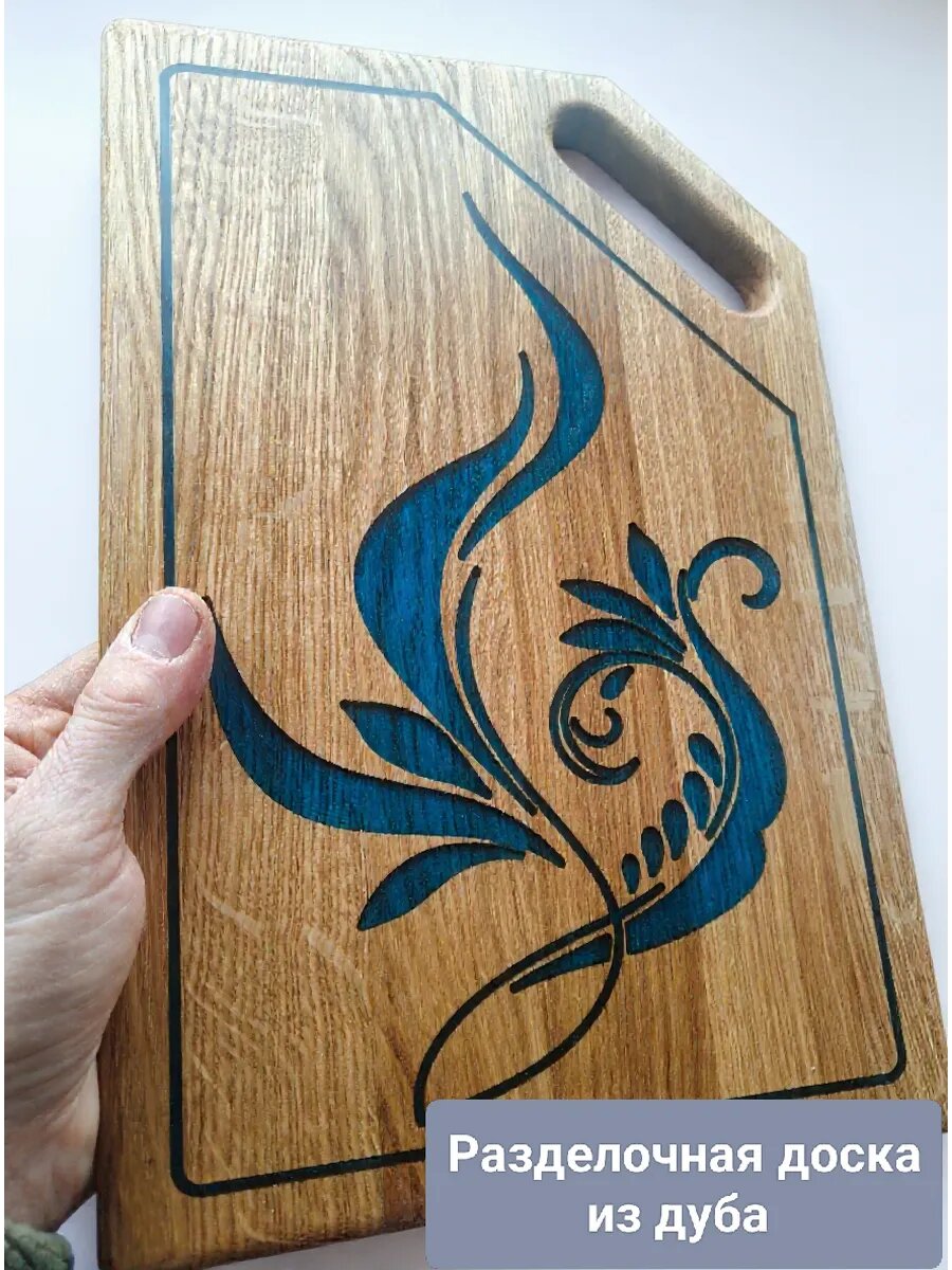 Разделочная доска из дуба с рисунком из эпоксидной смолы