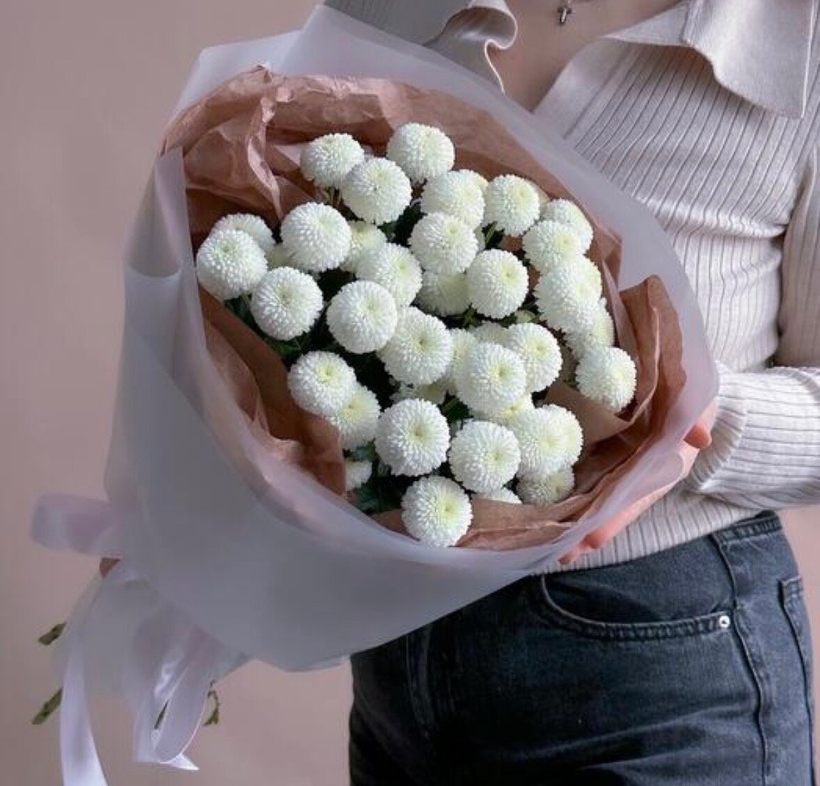 Миниатюрный букет белые кустовые хризантемы Ньютон (5 веток)