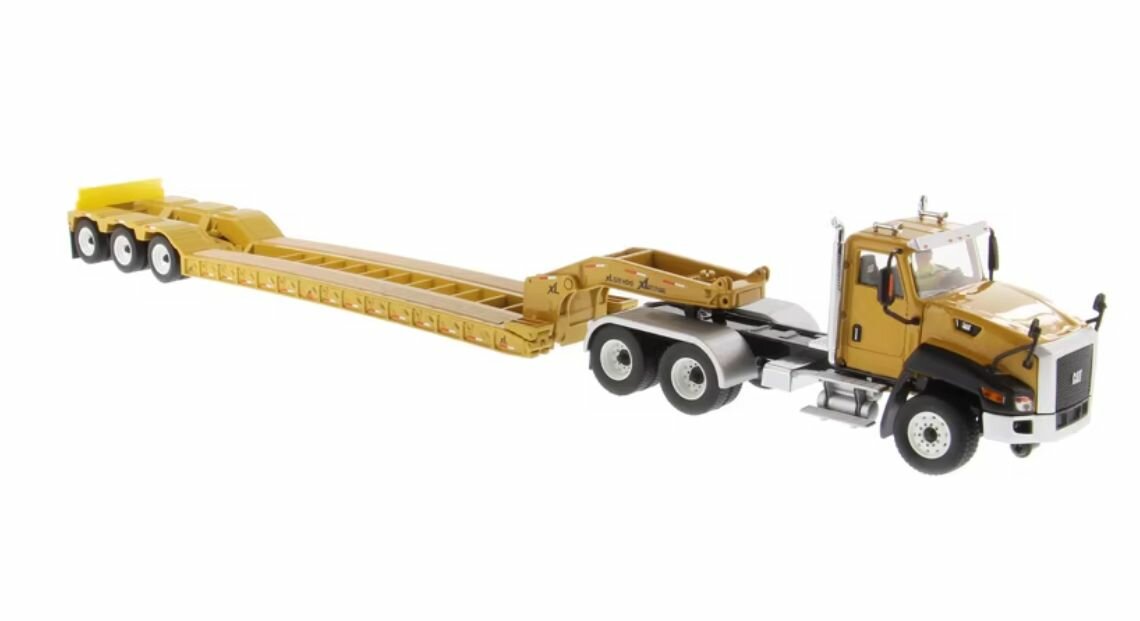 Модель тягача Caterpillar CT660 с трехосным низкорамным полуприцепом в масштабе 1:50, металлический сплав, DM 85503C