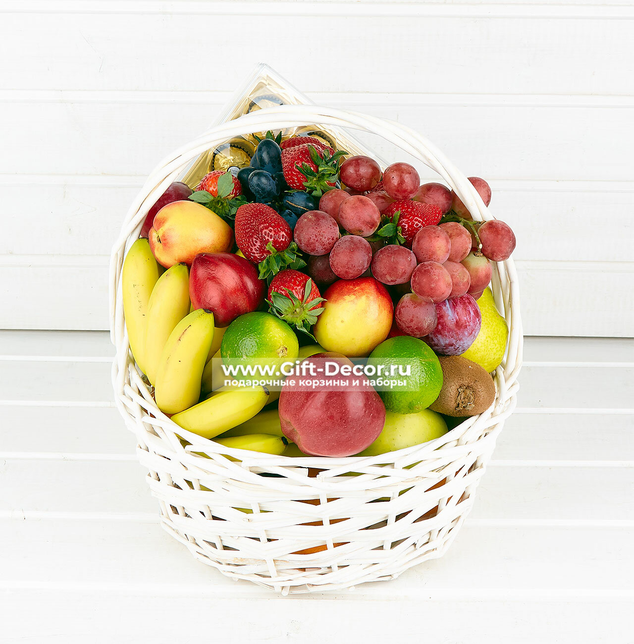 Фруктовая корзина с клубникой