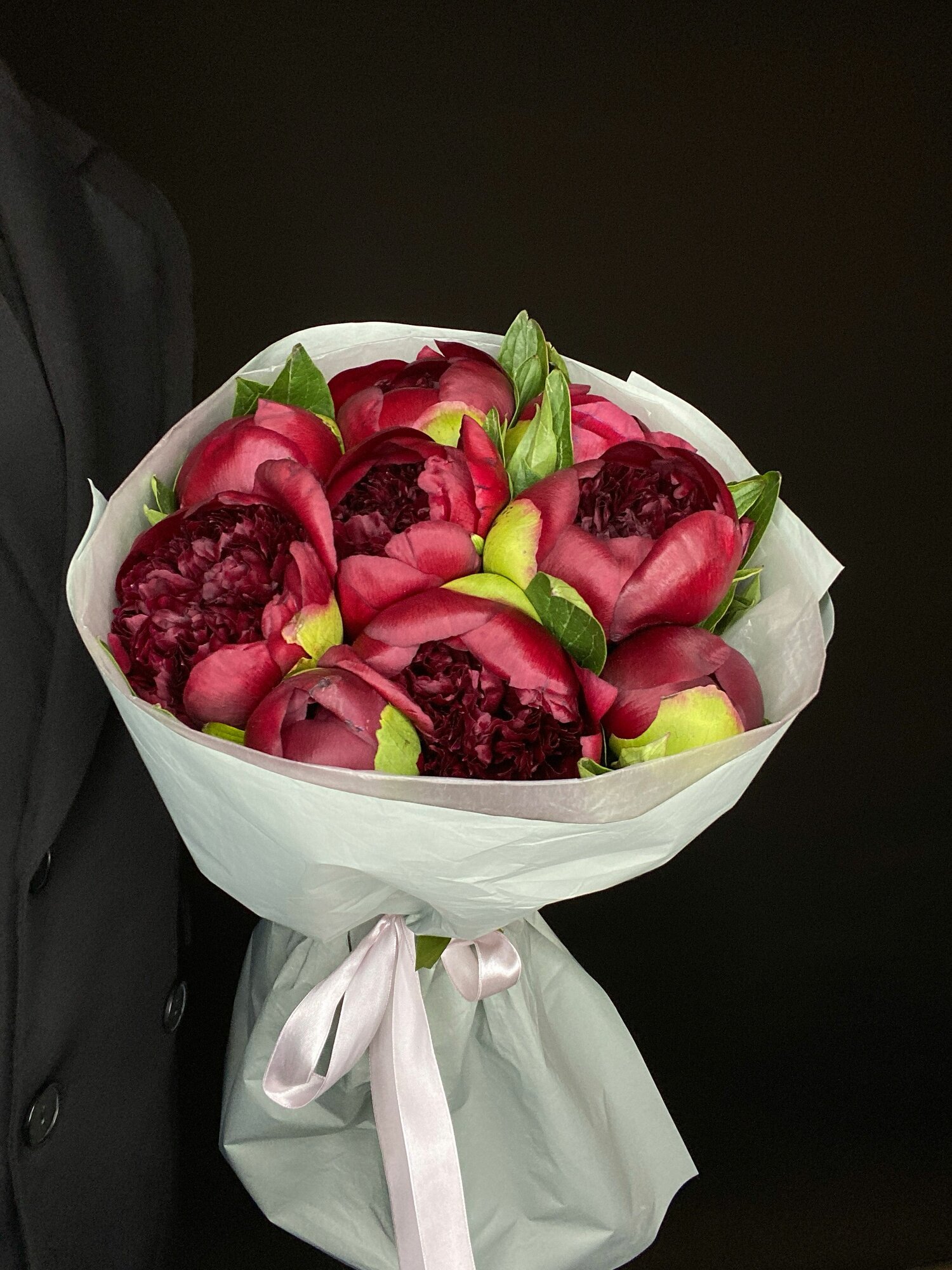 9 пионов (пион 9 шт.), высота букета 50 см, ширина букета 25 см