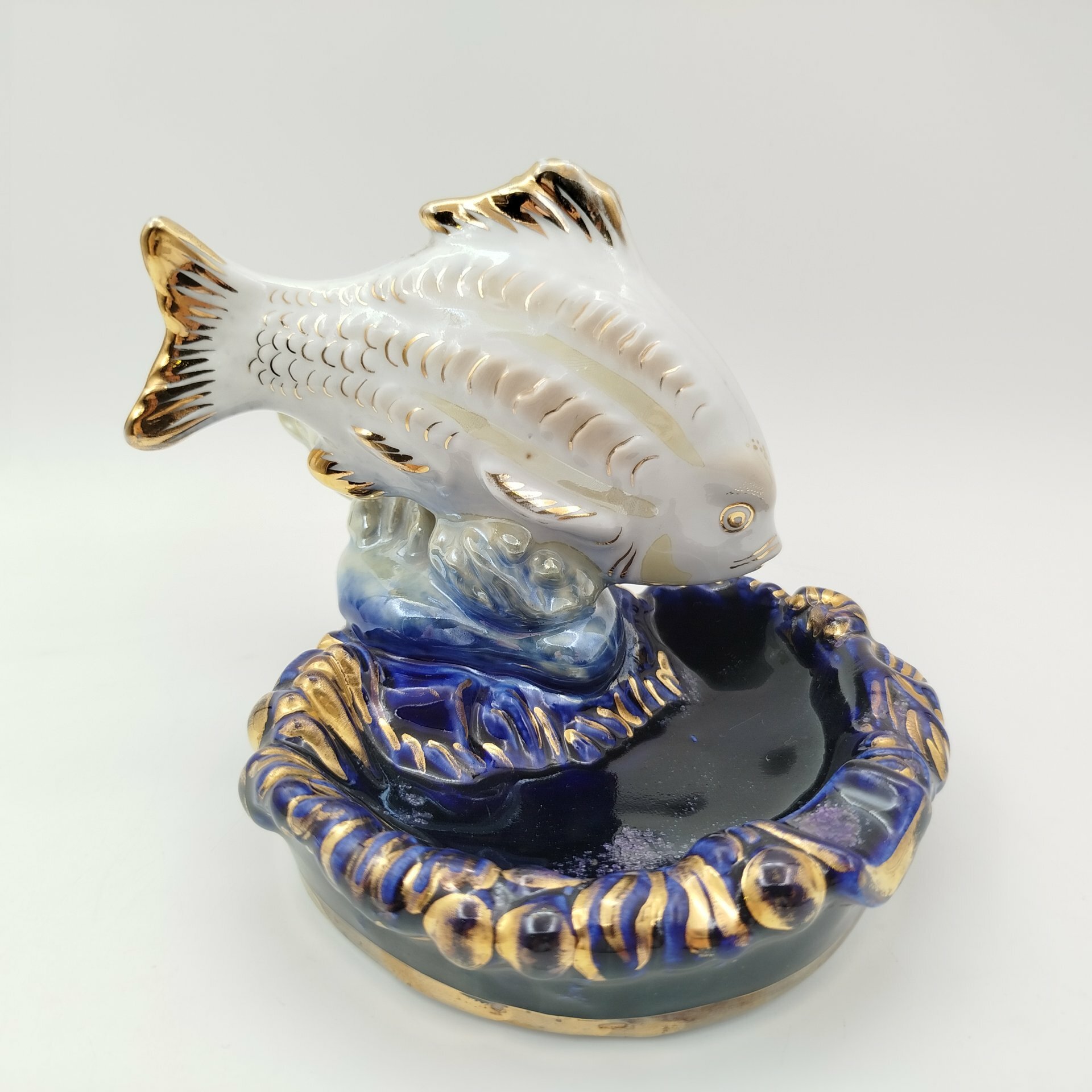 Пепельница (статуэтка) "Карп", скульптор П. М. Кожин, фарфор, роспись, золочение
