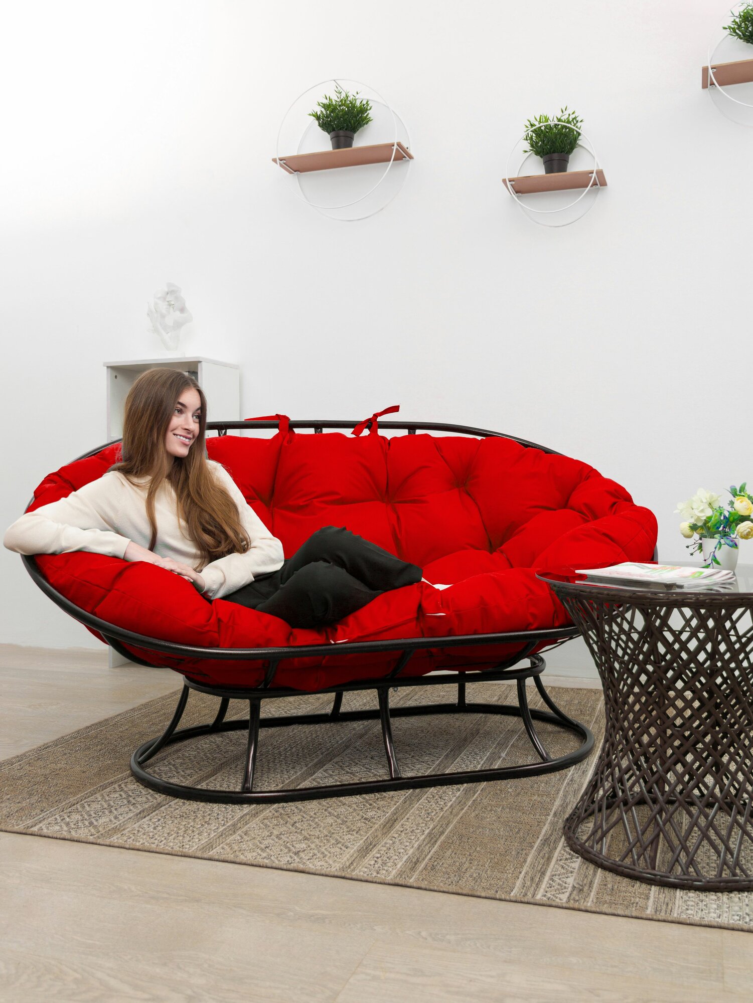 Диван мамасан без ротанга чёрное, красная подушка