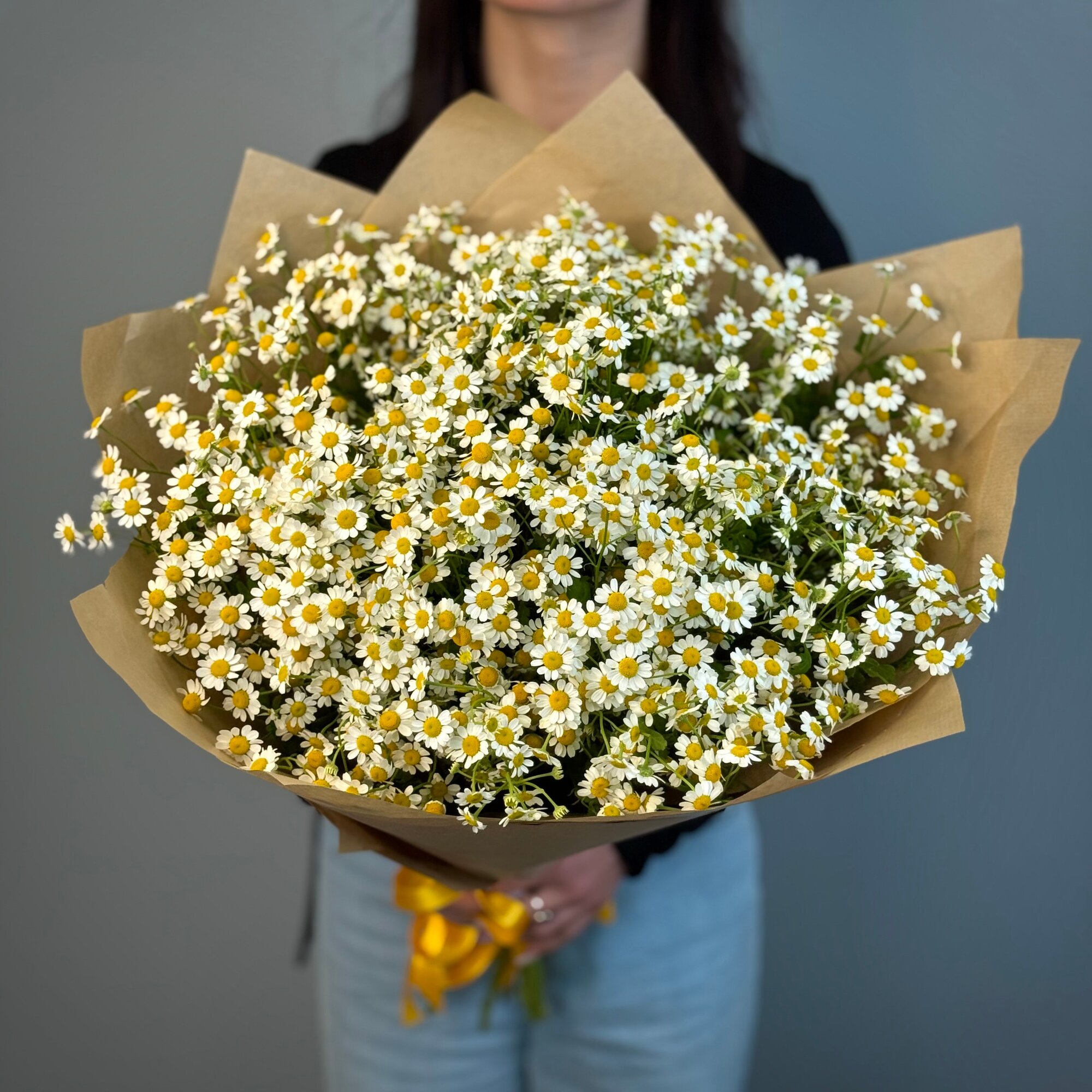 Букет из 25 ромашки в стильной упаковке. «365 Поводов» - живые цветы с доставкой