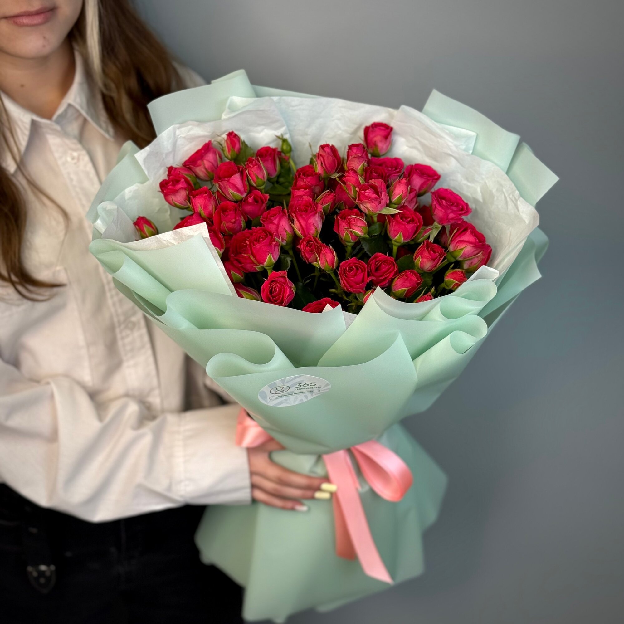 Букет из 11 кустовых ярко малиновых роз в стильной упаковке. «365 Поводов» - живые цветы с доставкой
