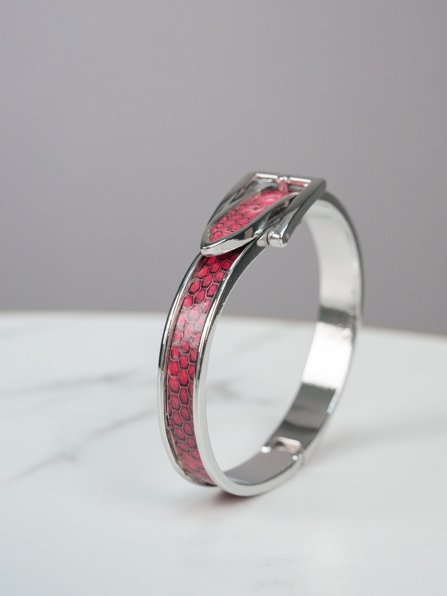 Жесткий браслет, кожа