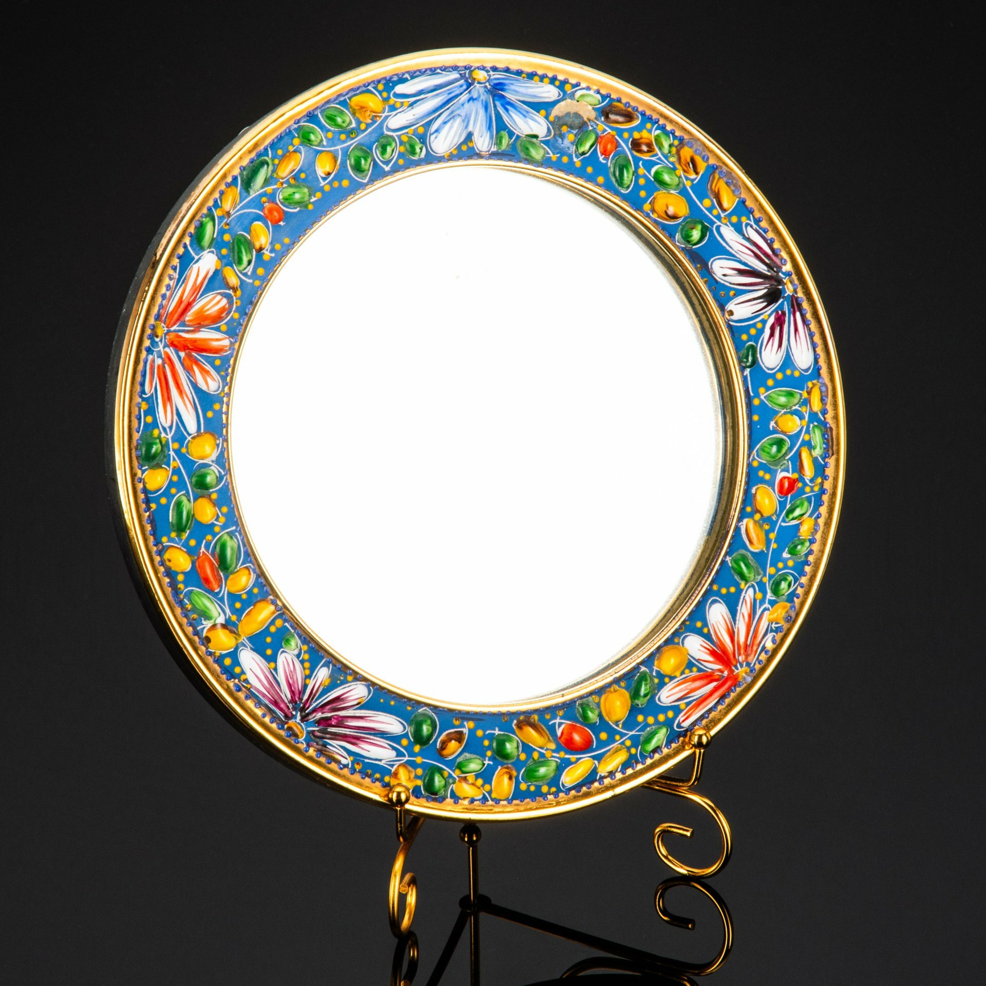 Зеркало настенное, украшенное абстрактным цветочным и растительным декором