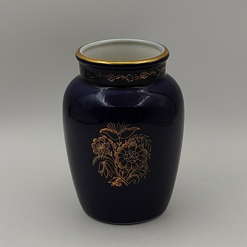 Ваза для небольшого букета кобальтового цвета с цветочным декором золотого цвета