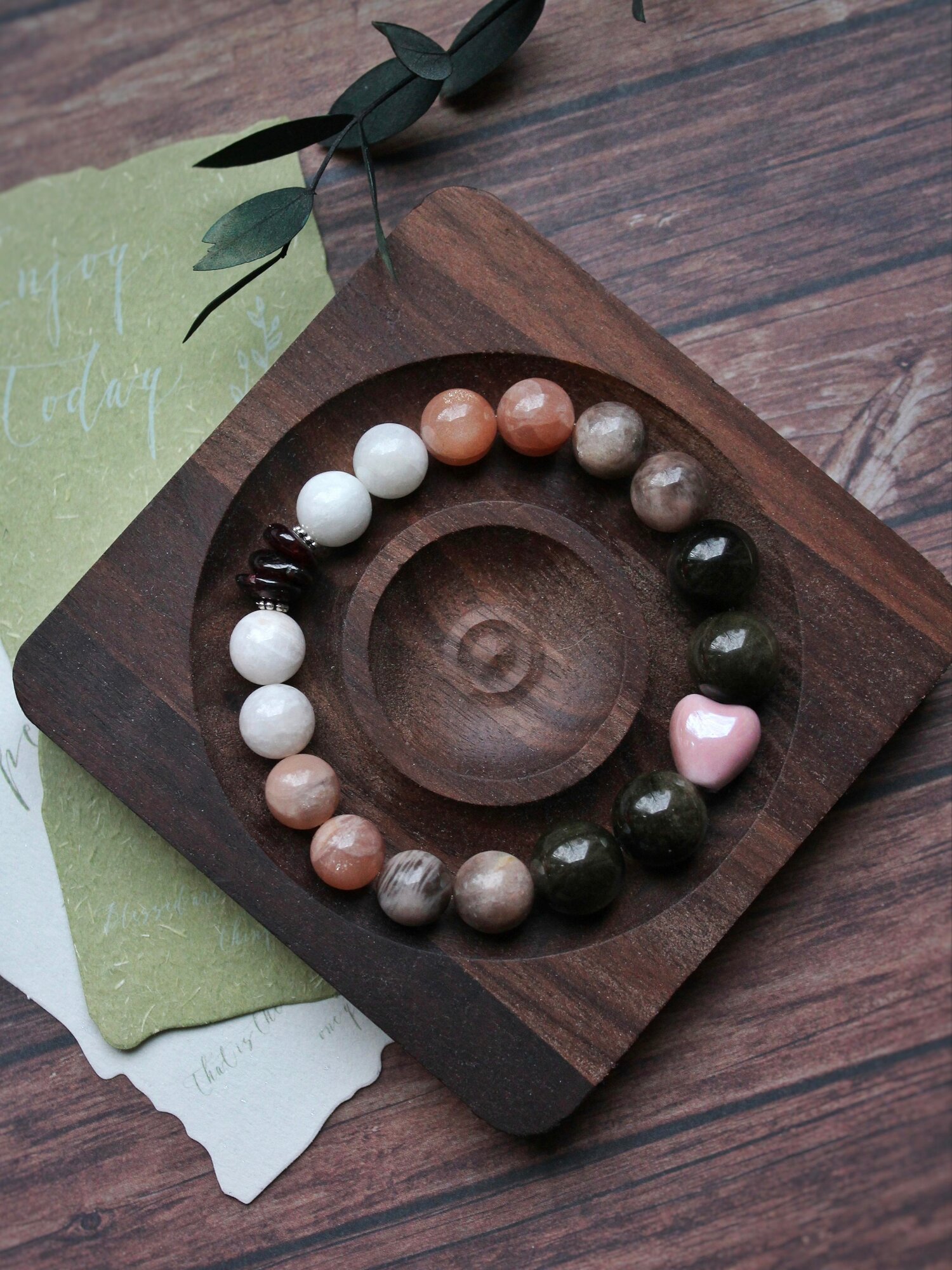 Браслет, лунный камень, гранат