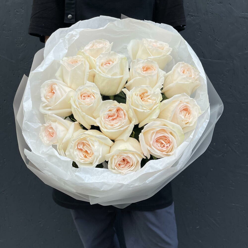 Букет цветов из 13 белых пионовидных роз премиум сорт дэвид остин, высота 50 см