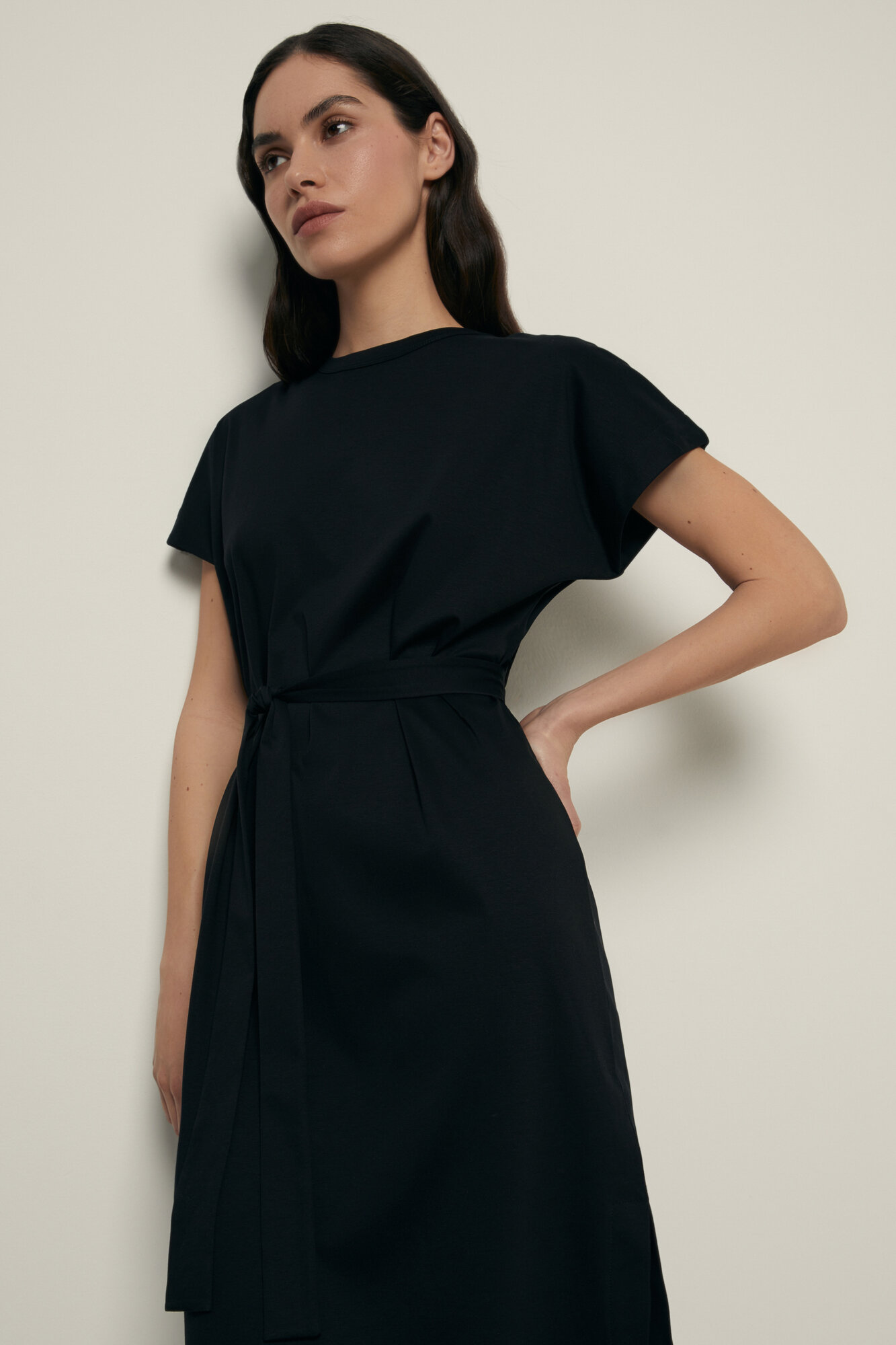 Платье трикотажное с поясом