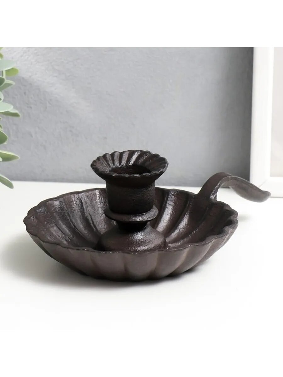 Стильный чугунный подсвечник с ручкой