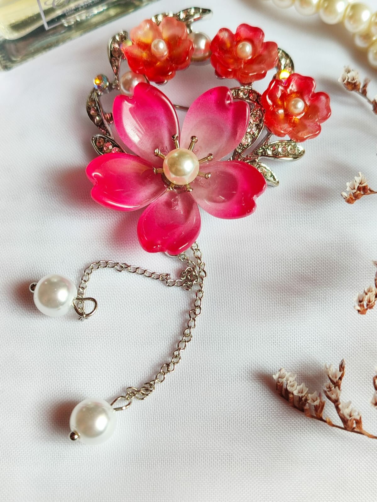 Брошь, пластик