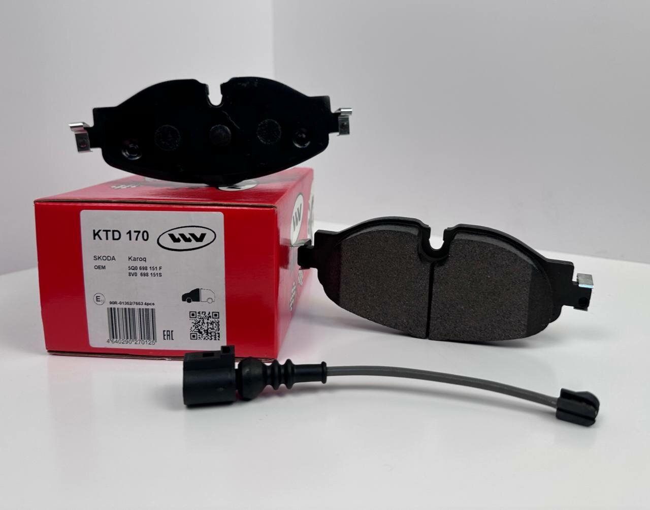 Колодки тормозные дисковые передние для SKODA Karoq с датчиком износа