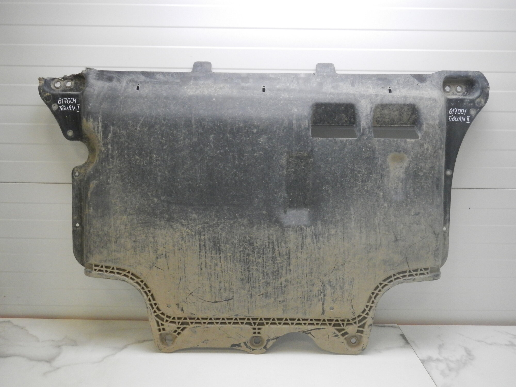 Б/У Пыльник двигателя, Volkswagen (Фольксваген)-TIGUAN (II) (16-) VOLKSWAGEN TIGUAN (II) (16-) Отколот кусок, задиры, тр...
