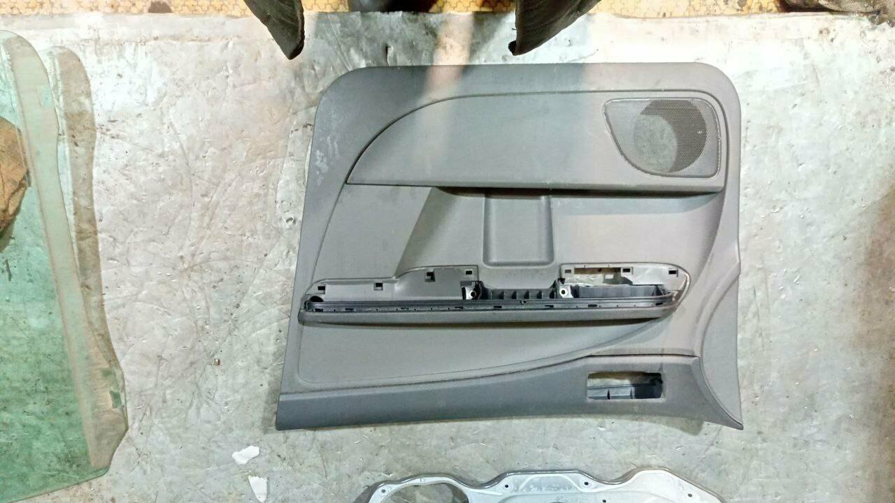 Обшивка двери передней правой Ford C-Max (2003 - 2007) R23942A