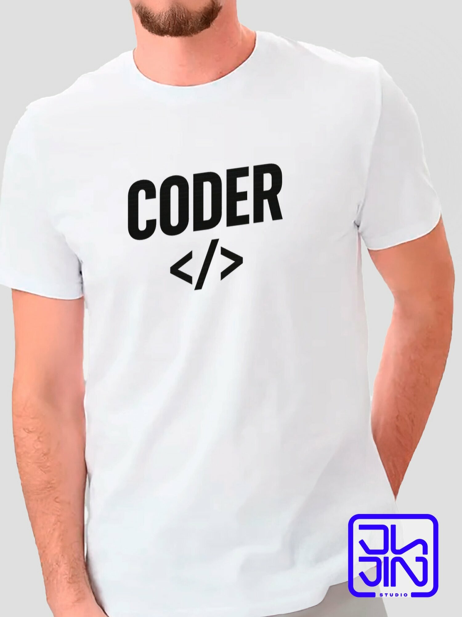 Футболка классическая мужская с авторским принтом Минималистичная черно-белая офисная надпись программист с html тегом код, белый хлопковый трикотаж с прикольным рисунком на груди