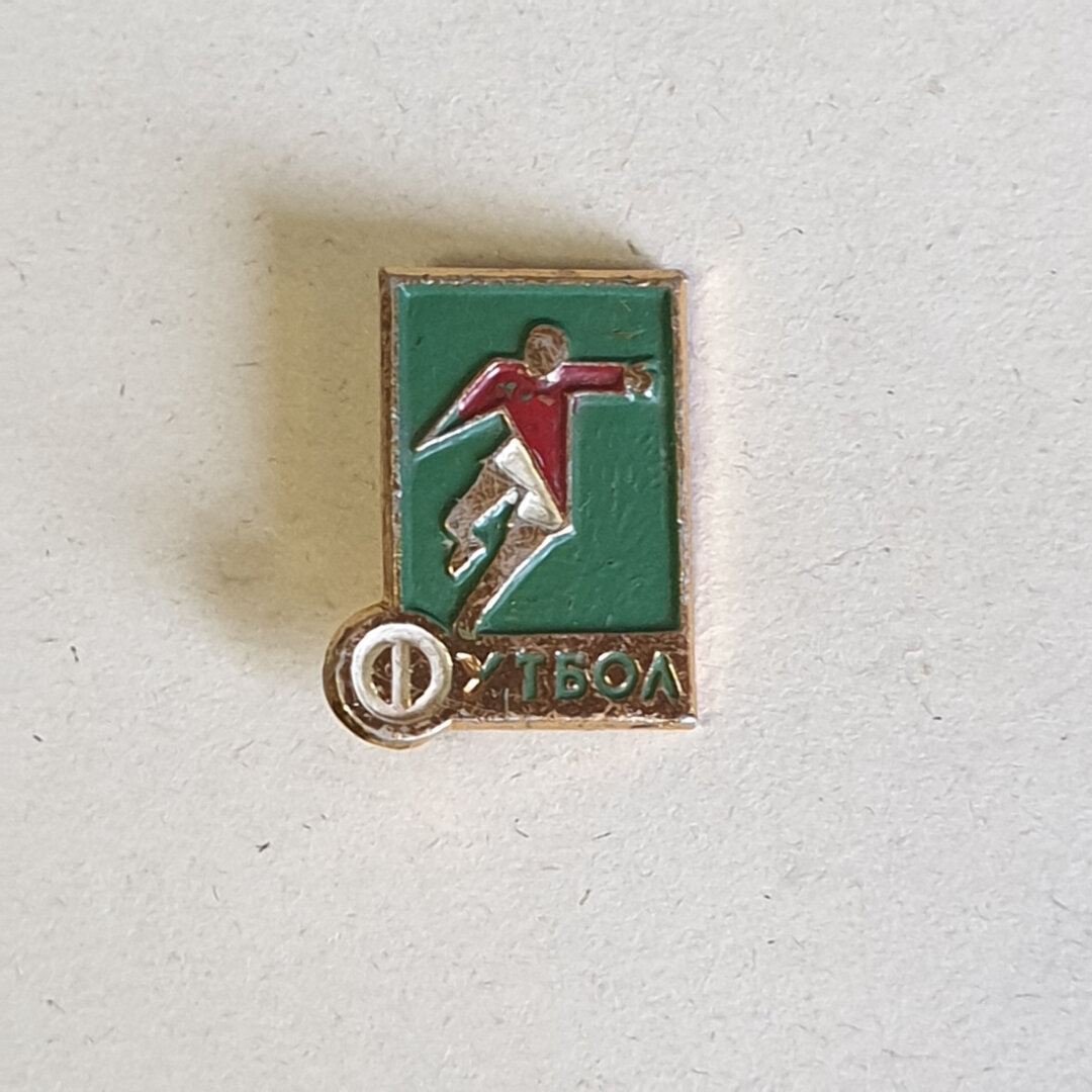Значок СССР с футболистом, зеленый фон, спорт, эмаль, коллекционный, советский, винтажный.