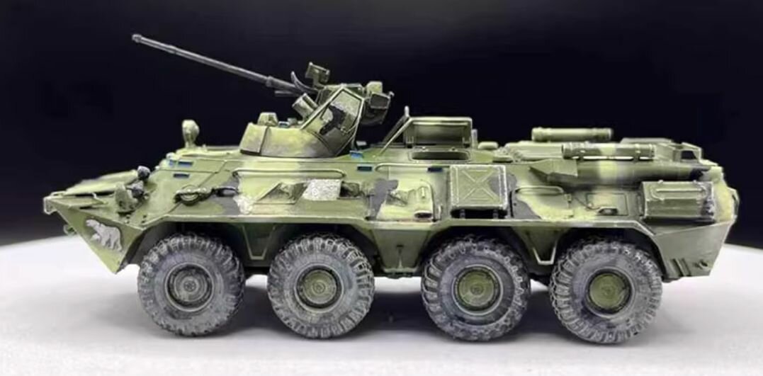 Готовая модель 1:72 БТР-82А БТР82А Бронетранспортер, маскировочный окрас, металлический ствол, поворотные колеса, смола, AM