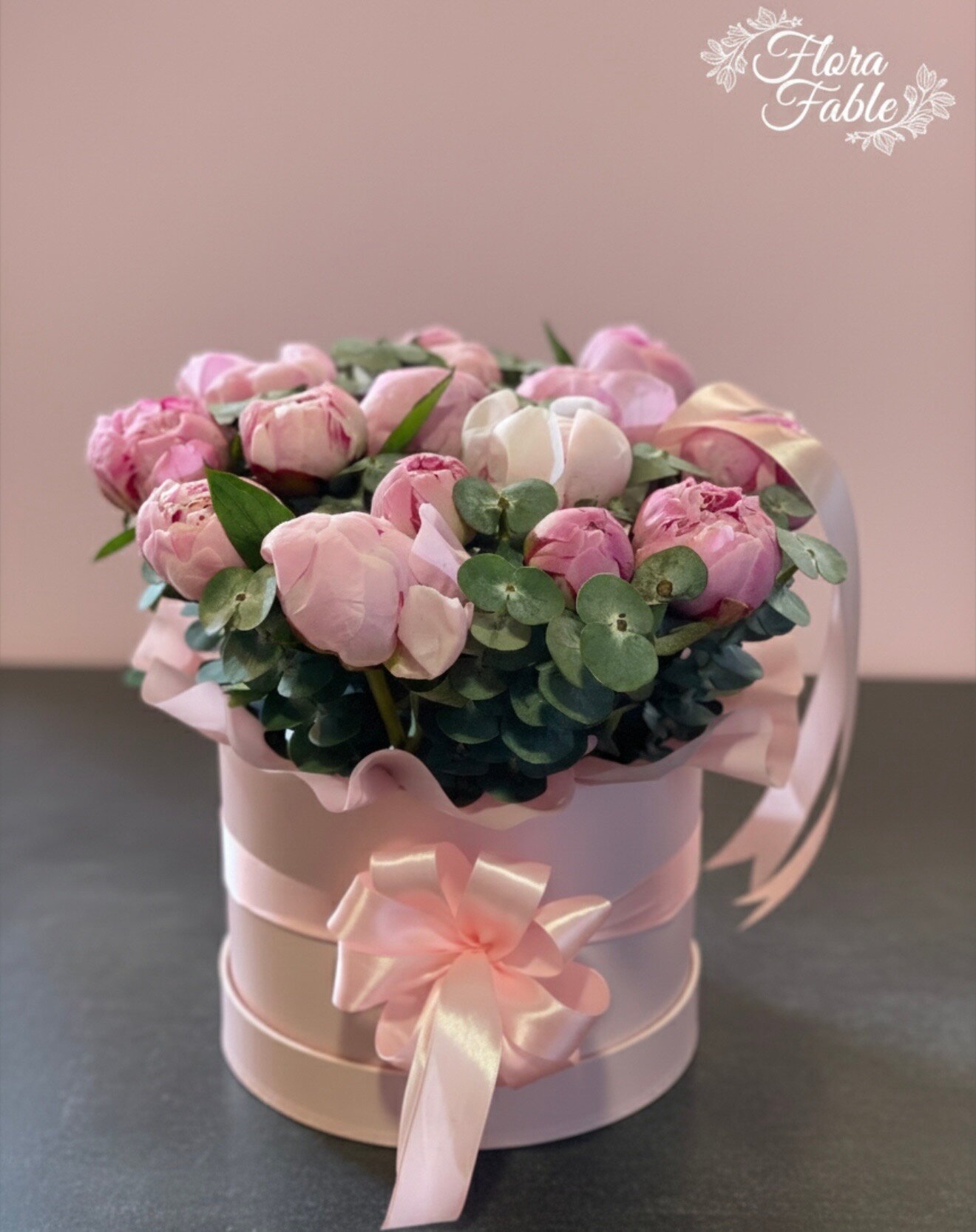 Монобукет "Розовые Мечты", пионы, эвкалипт, в коробке, с атласной лентой