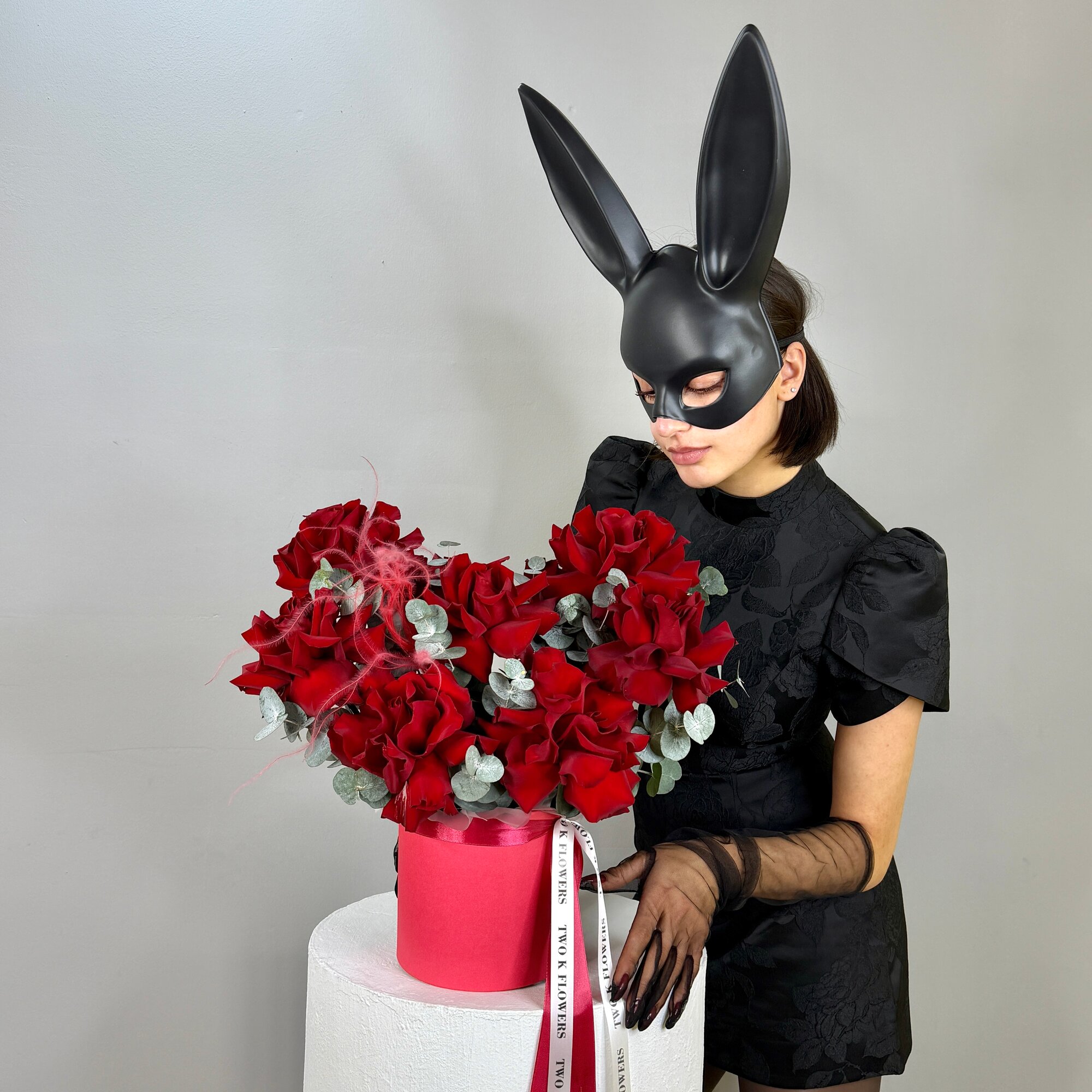 Коробка с розами "Любовь в цветах", от Two K Flowers, бордовый цвет