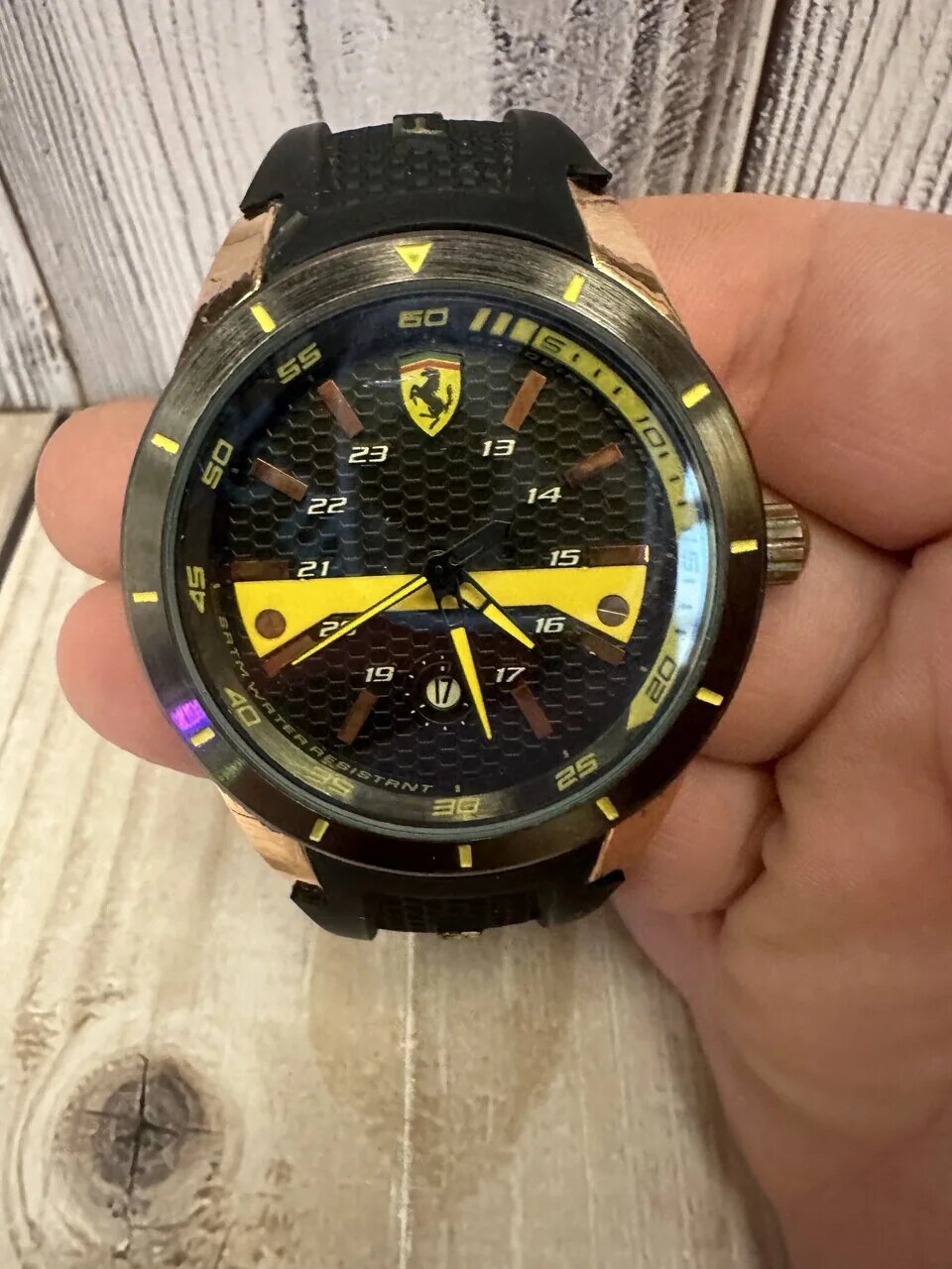 Часы скудерия Ferrari с интересным циферблатом спортивные