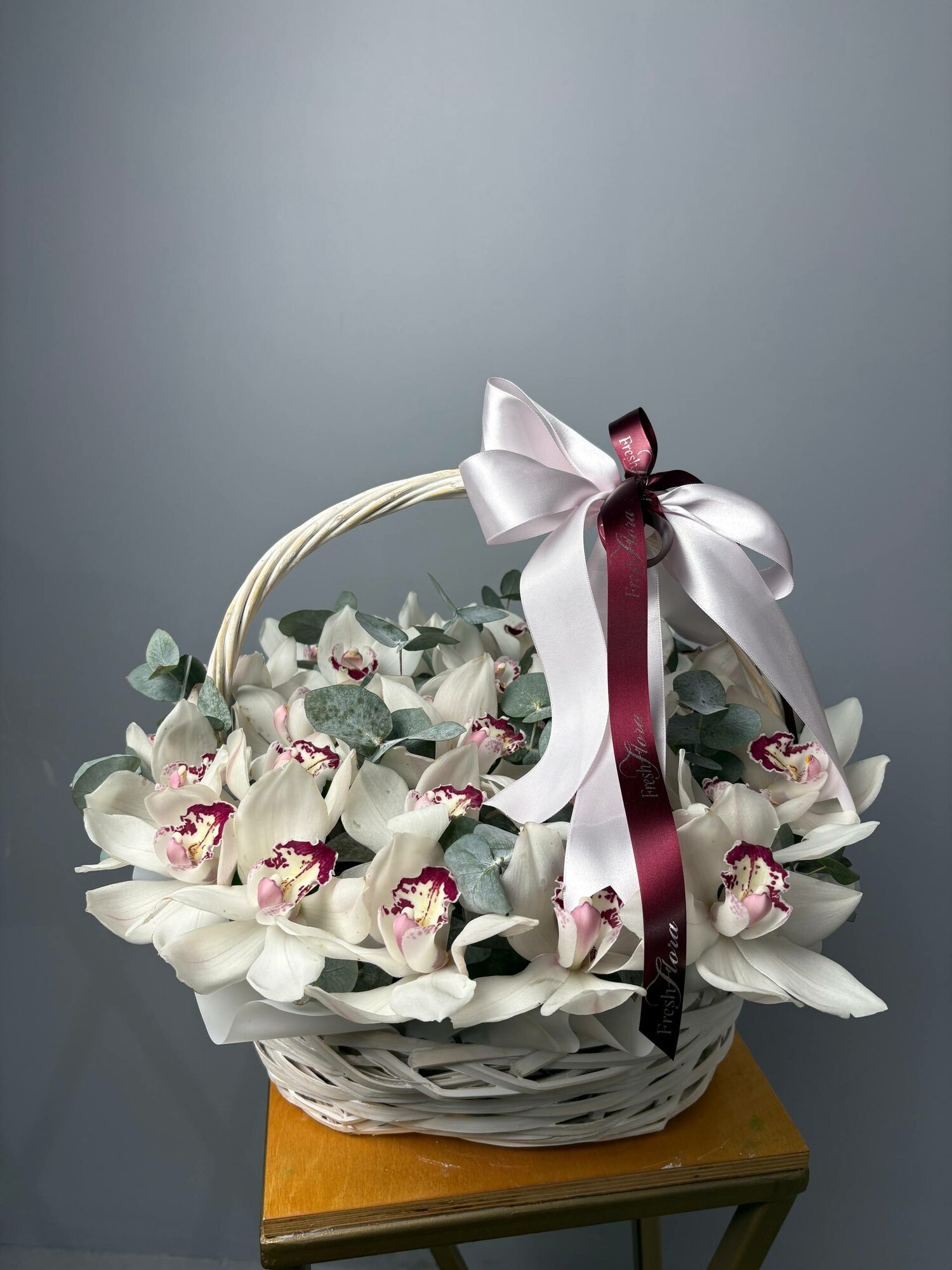 FRESH FLORA Белый оазис: орхидеи в корзине – купить изысканный подарок с доставкой
