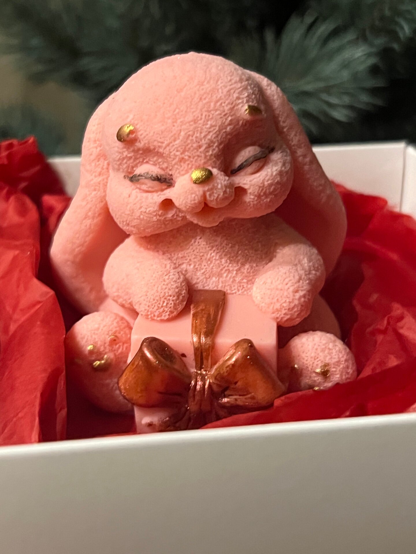 Шоколадная фигурка "Зайка с подарком №2", белый шоколад, ручная работа