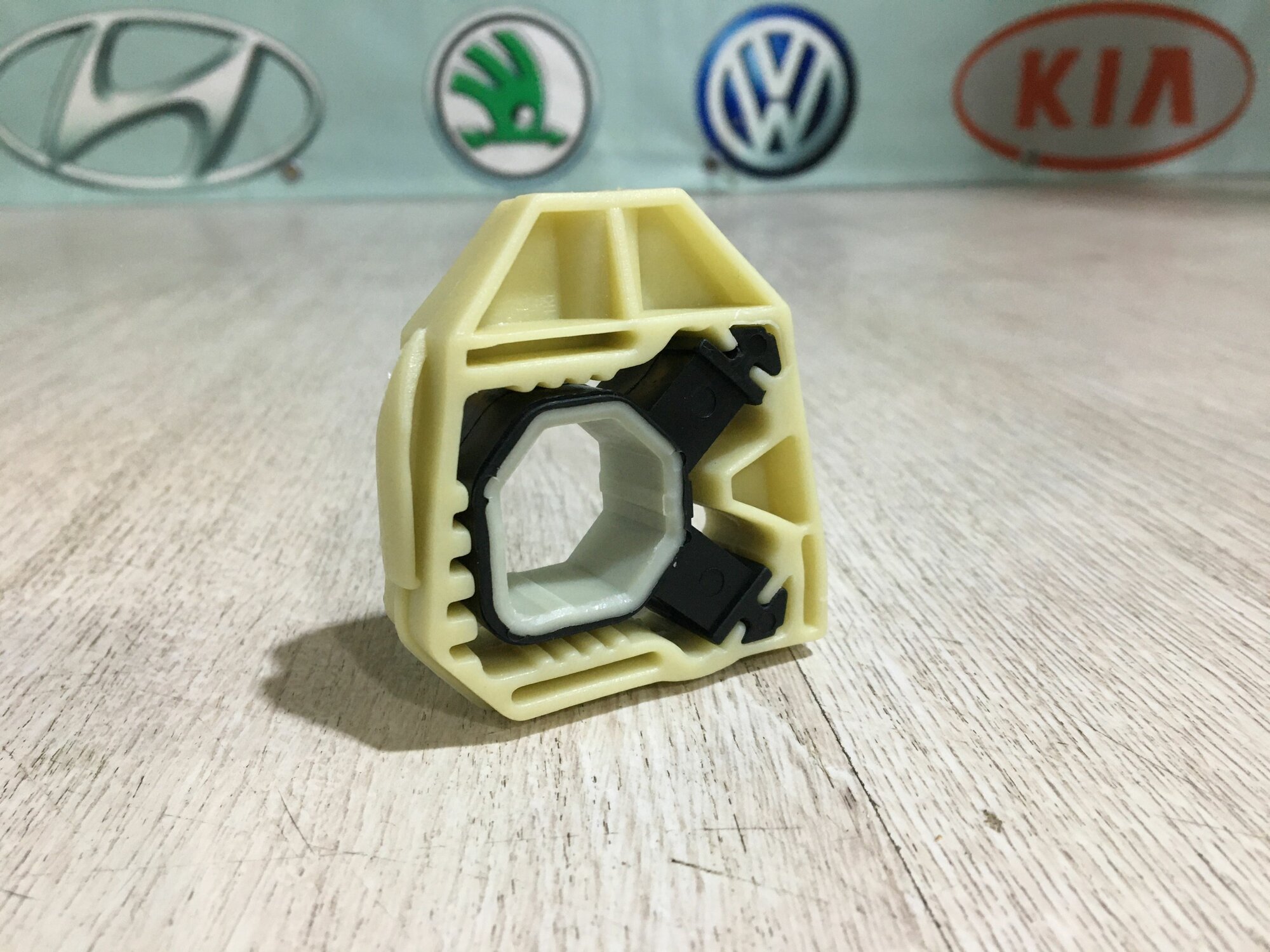 Втулка кронштейн крепление верх крепления радиатора Skoda Volkswagen шкода Фольксваген