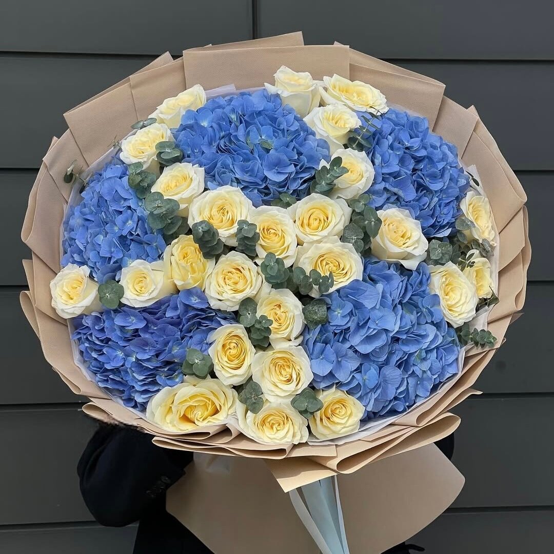 Букет из голубых гортензий, белых роз и эвкалипта, красивый букет цветов, шикарный, премиум цветы, премиум букет