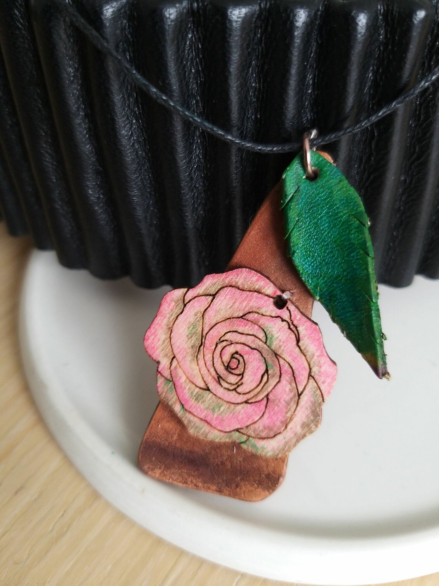 Колье, дерево